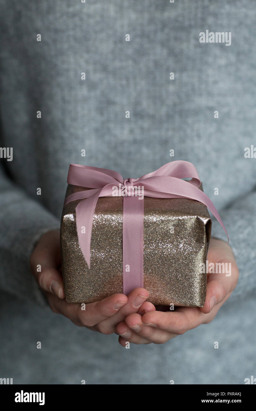 Hand presents hi-res stock photography and images - Alamy