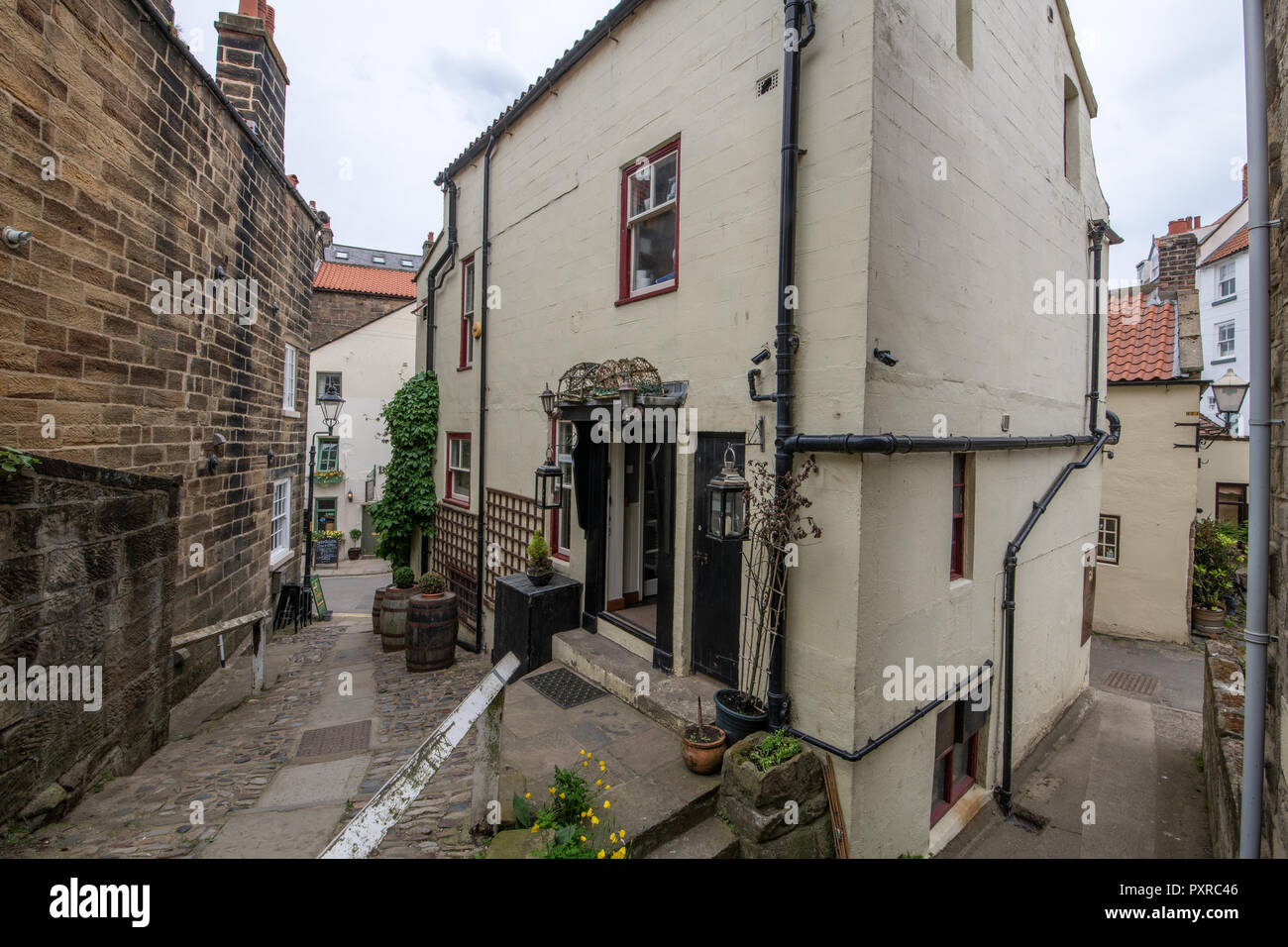 Hidden alleyway hi-res stock photography and images - Alamy