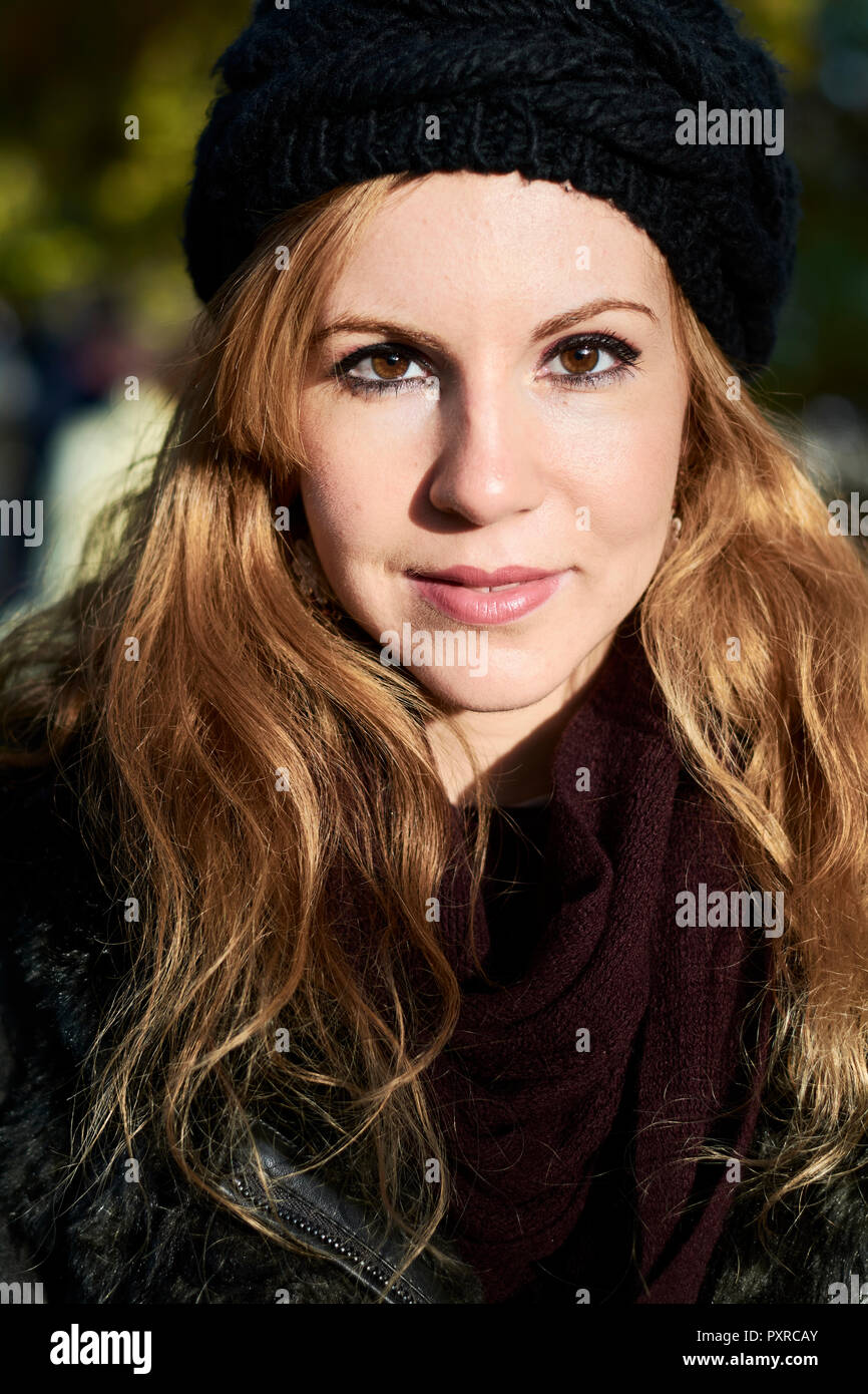 Woman and autumn hi-res stock photography and images - Alamy