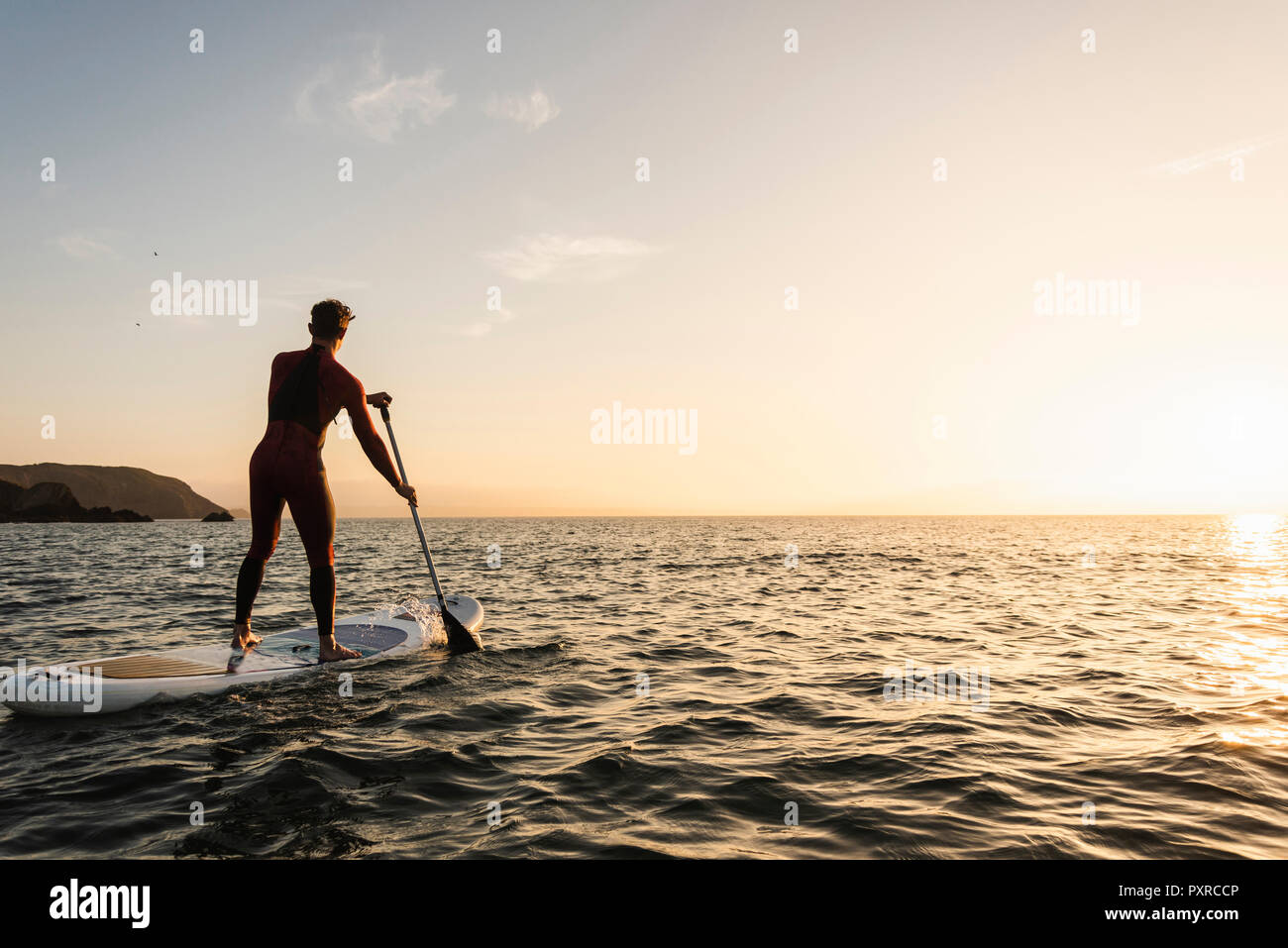 Man paddleboard hi-res stock photography and images - Alamy