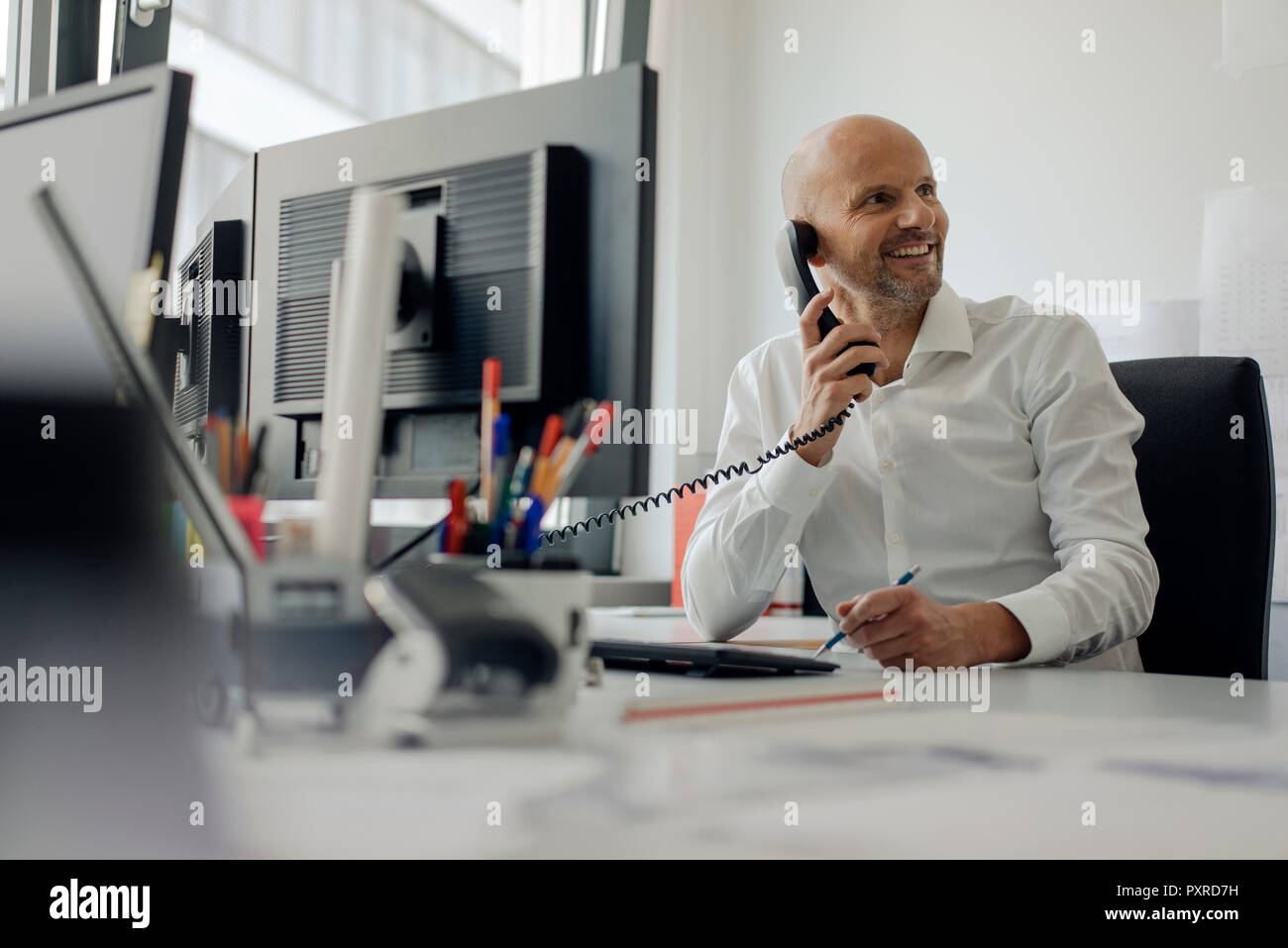 Over 50s computer desk hi-res stock photography and images - Alamy