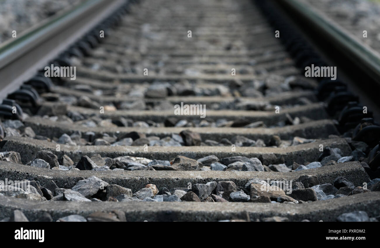 Railroad tracks leading up hi-res stock photography and images - Alamy