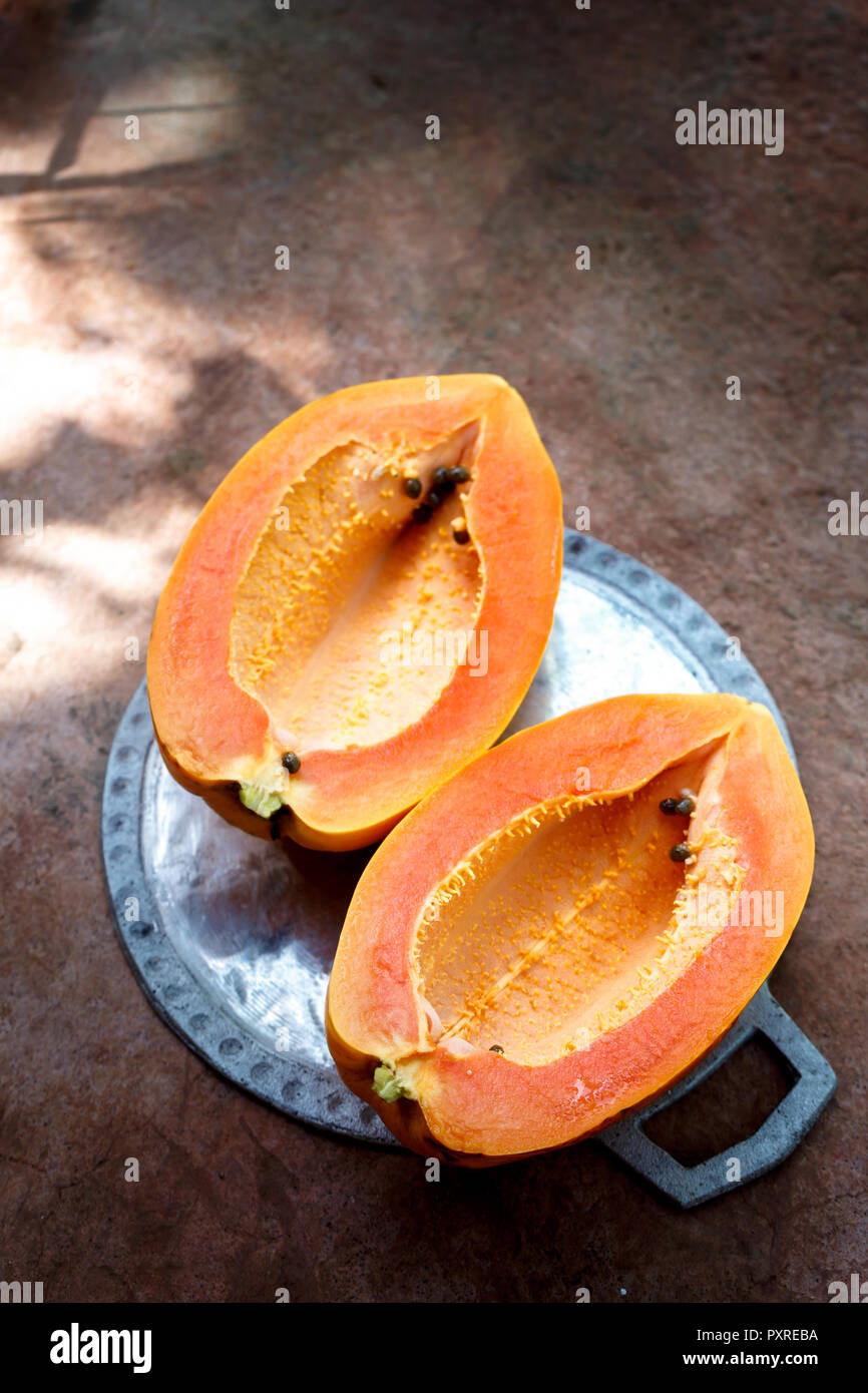 Close up sliced ripe papaya hi-res stock photography and images - Alamy