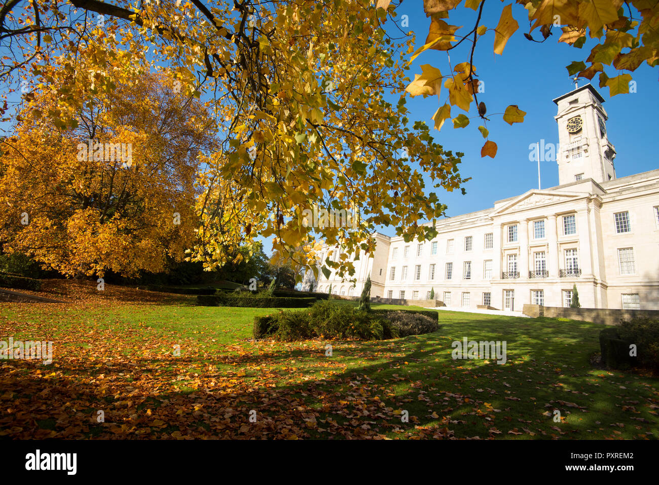 Sunny autumn day at Highfields University Park in Nottingham ...