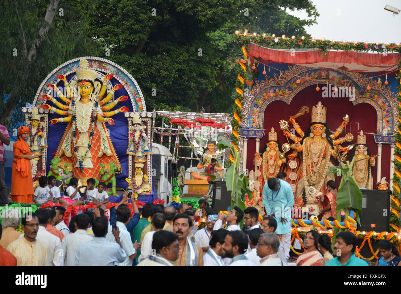 Kolkata durga puja procession hi-res stock photography and images - Alamy