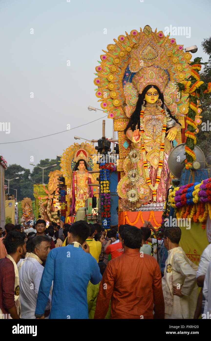 Kolkata durga puja procession hi-res stock photography and images - Alamy