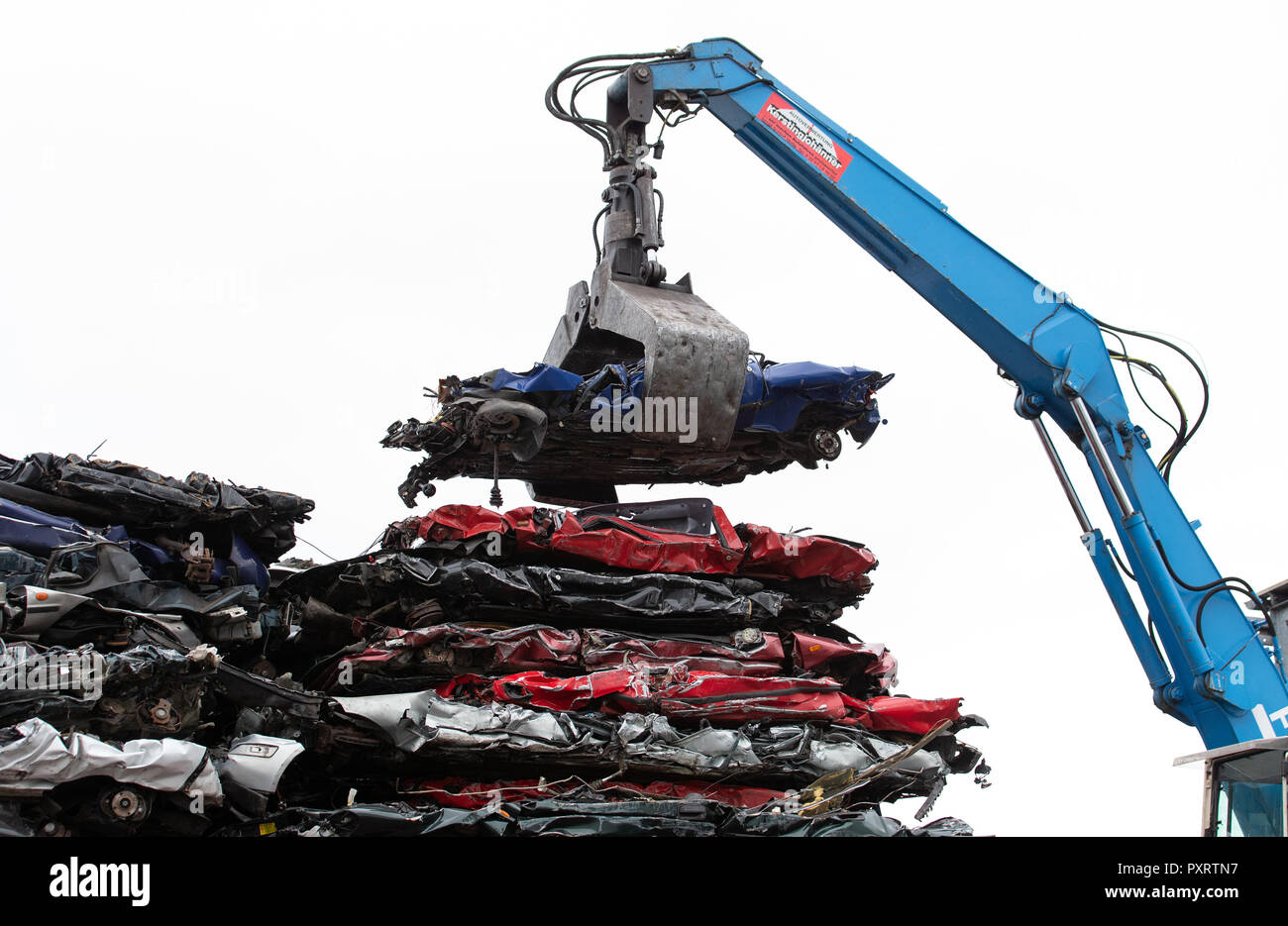 Car recyclers hi-res stock photography and images - Alamy