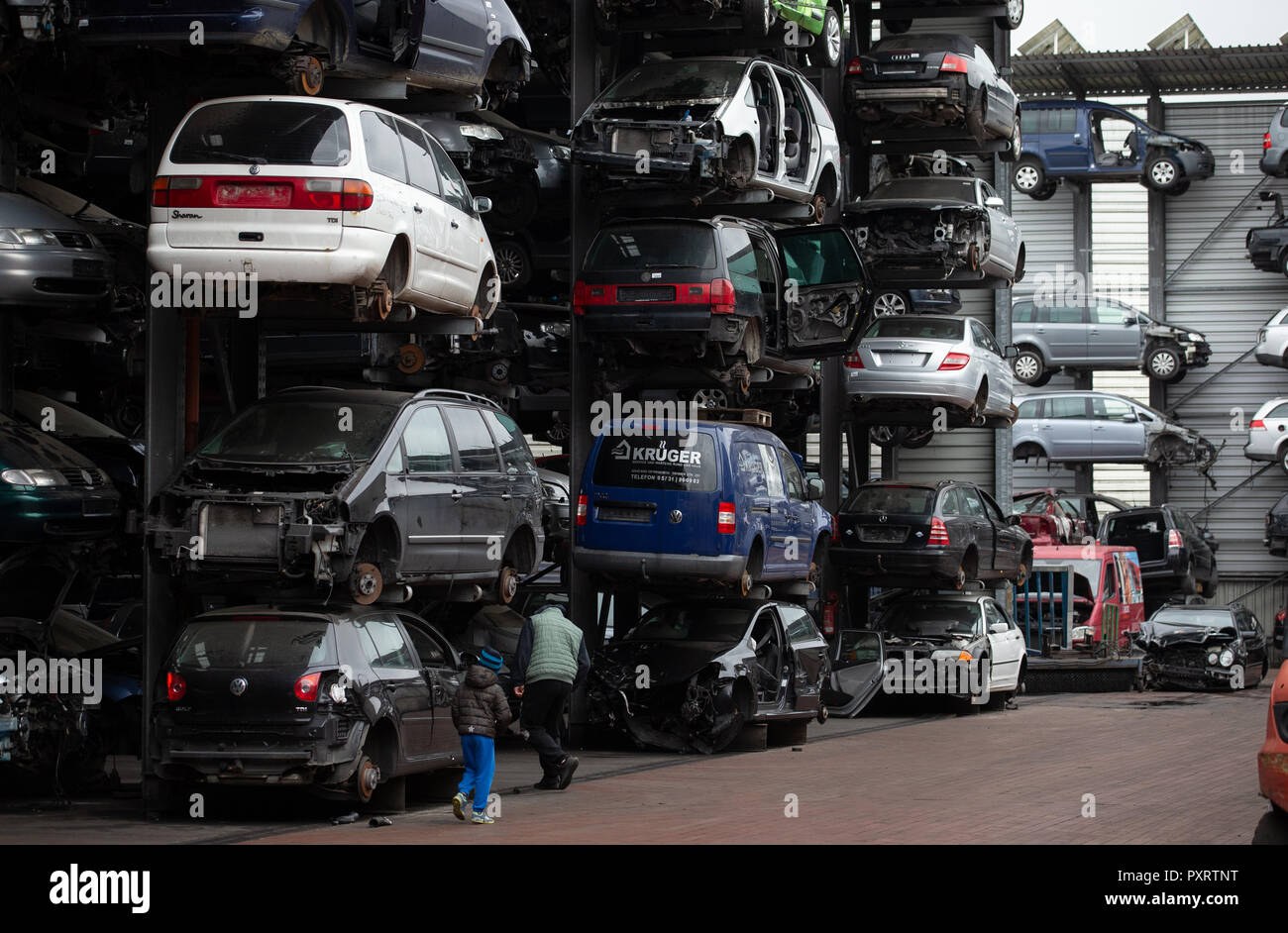 Schloss Holte, Germany. 23rd Oct, 2018. Scrap cars are parked in a car ...