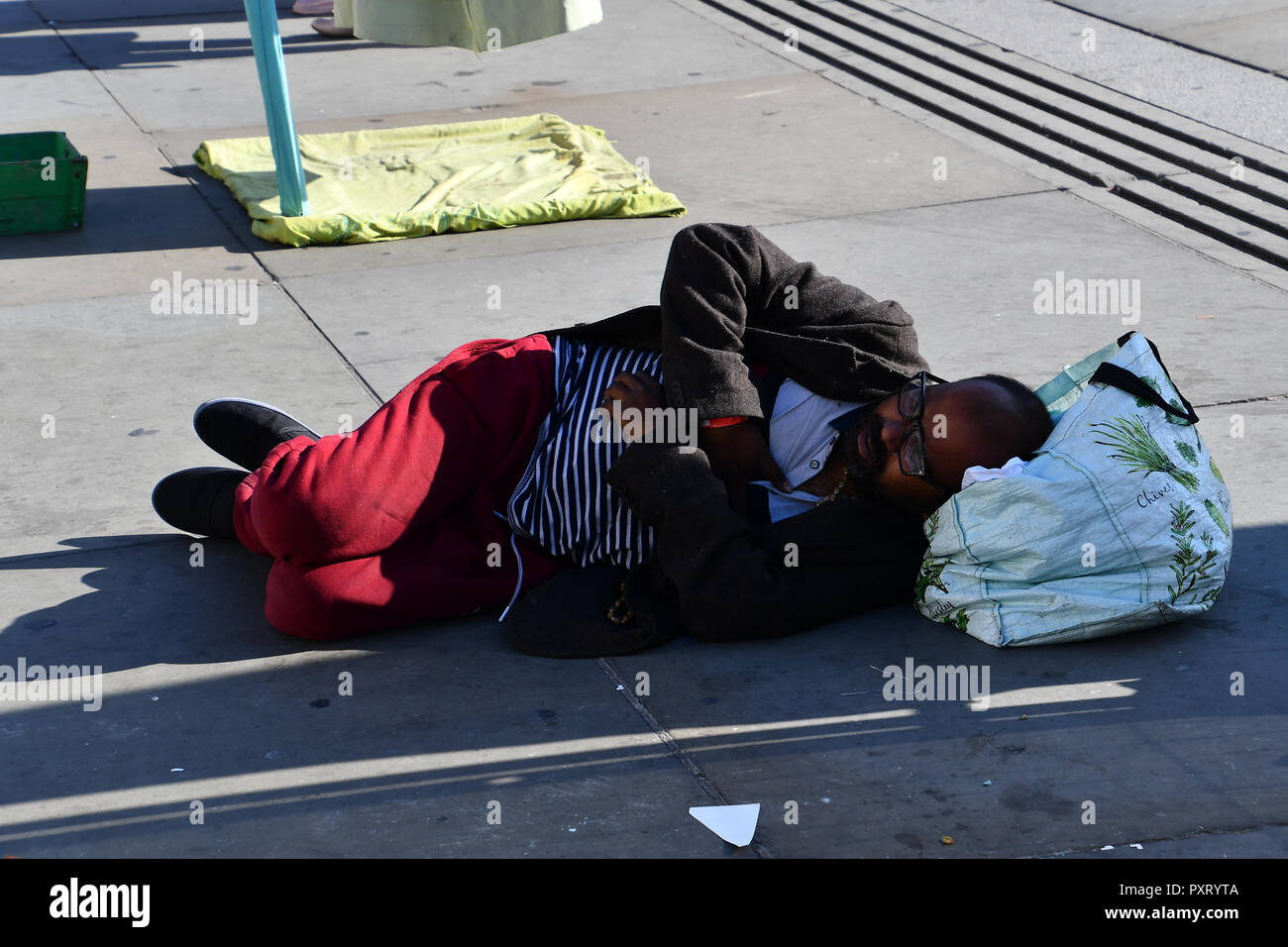 Homeless chinese family hi-res stock photography and images - Alamy
