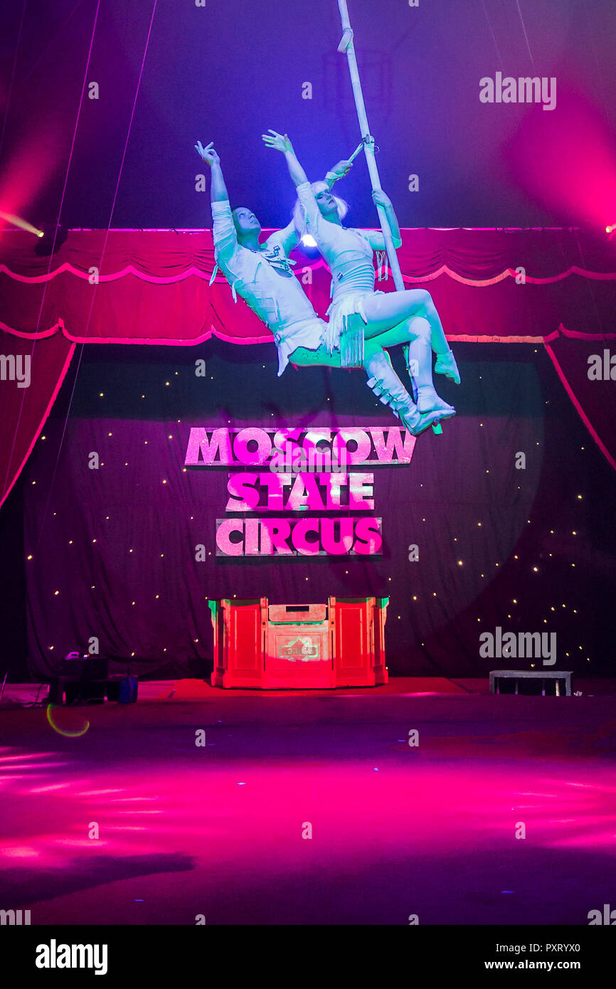 Circus show clowns audience hi-res stock photography and images - Alamy