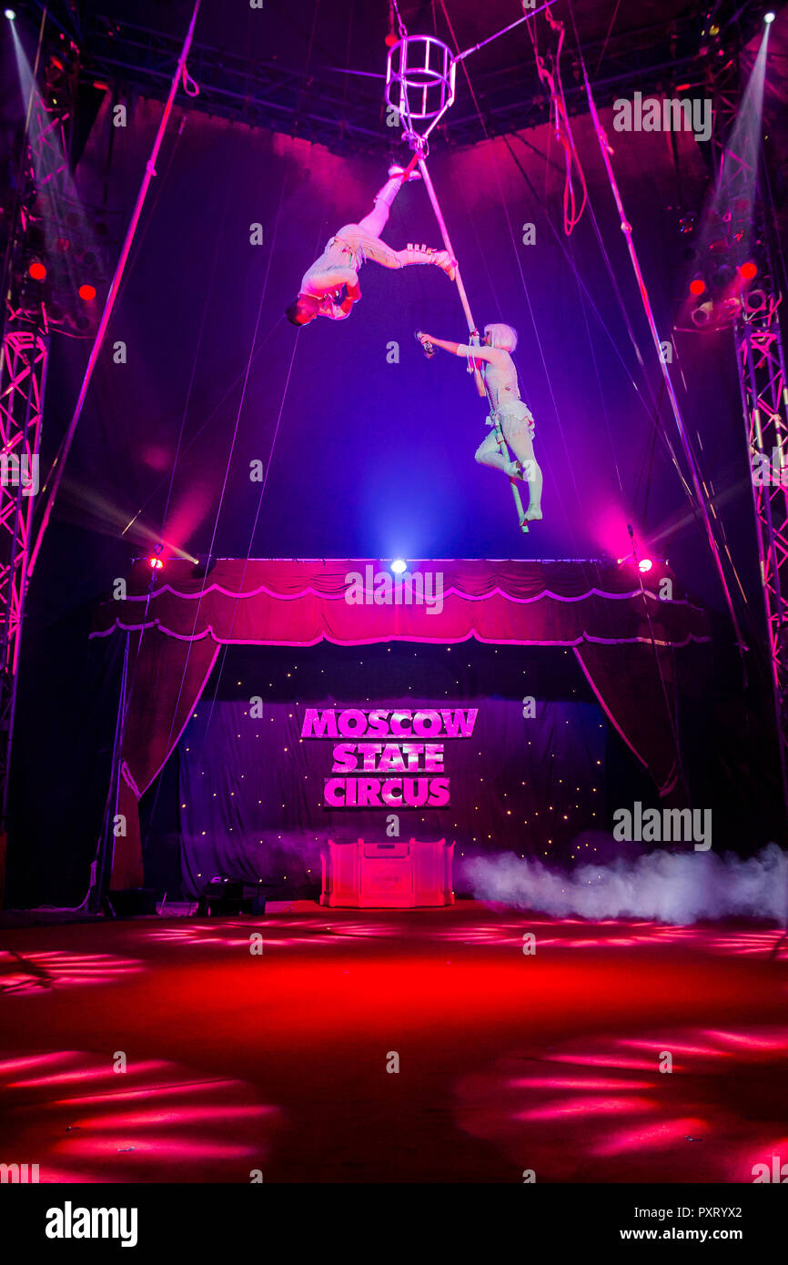 Circus show clowns audience hi-res stock photography and images - Alamy