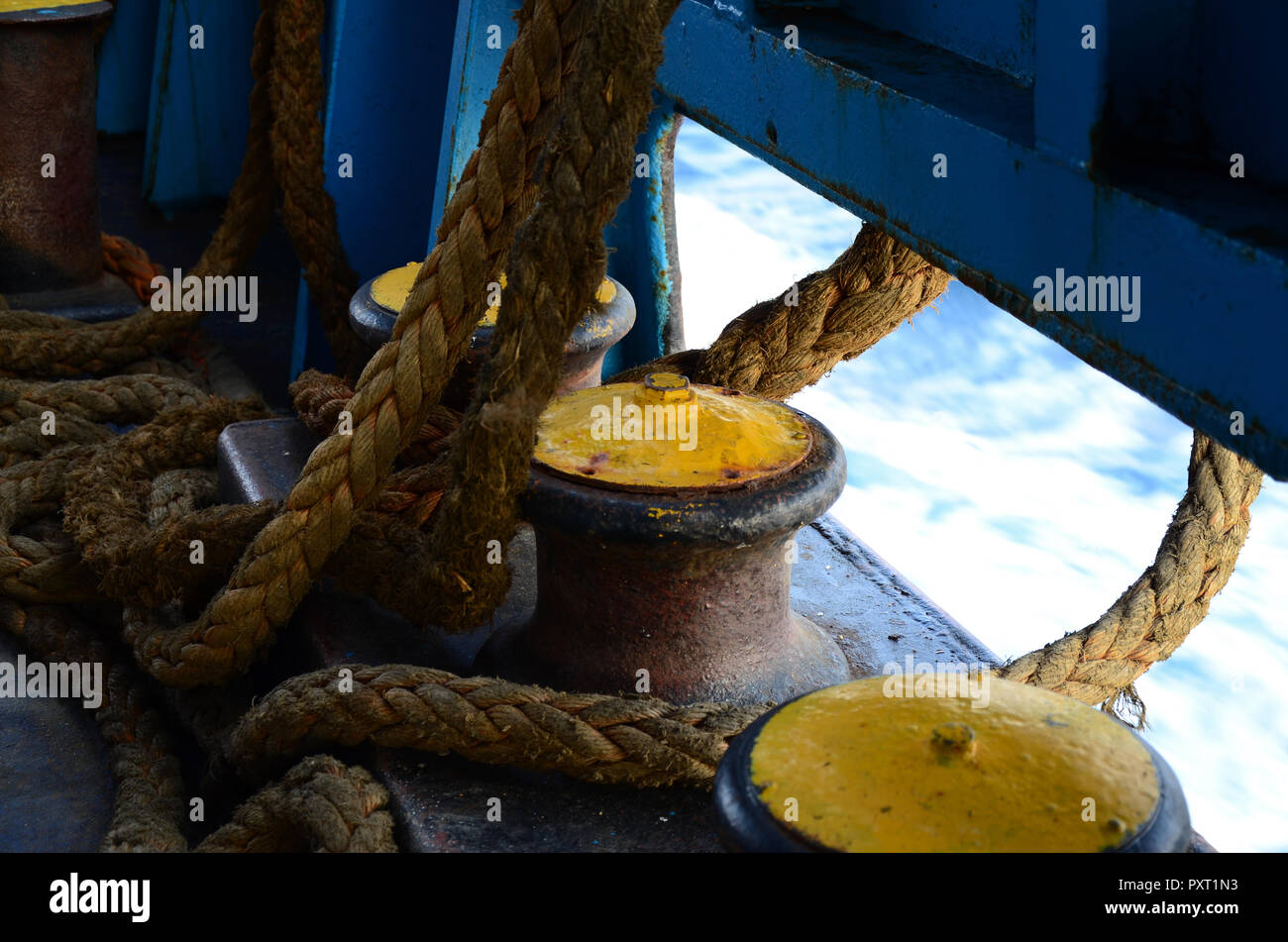 Ferry mooring line rope hi-res stock photography and images - Alamy