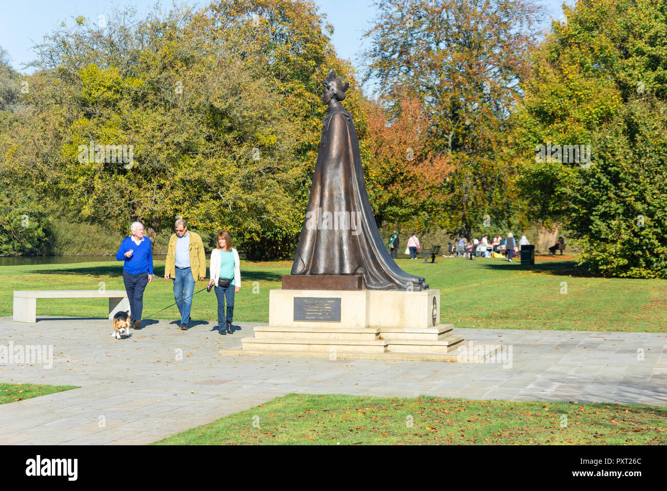 H.M.Elizabeth II Magna Carta Statue, Runnymede Pleasure Ground ...