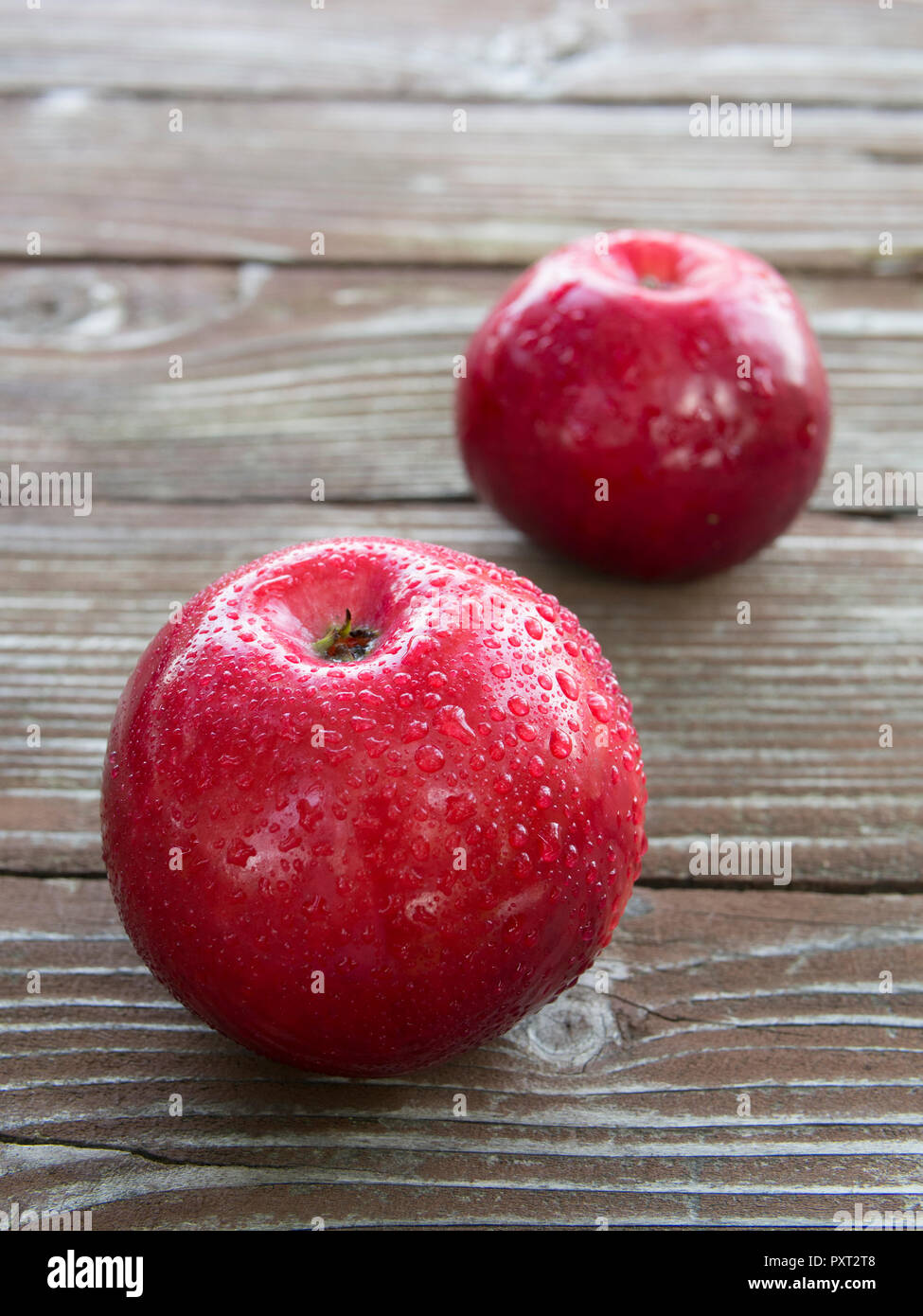 Pile tasty red apples hi-res stock photography and images - Alamy