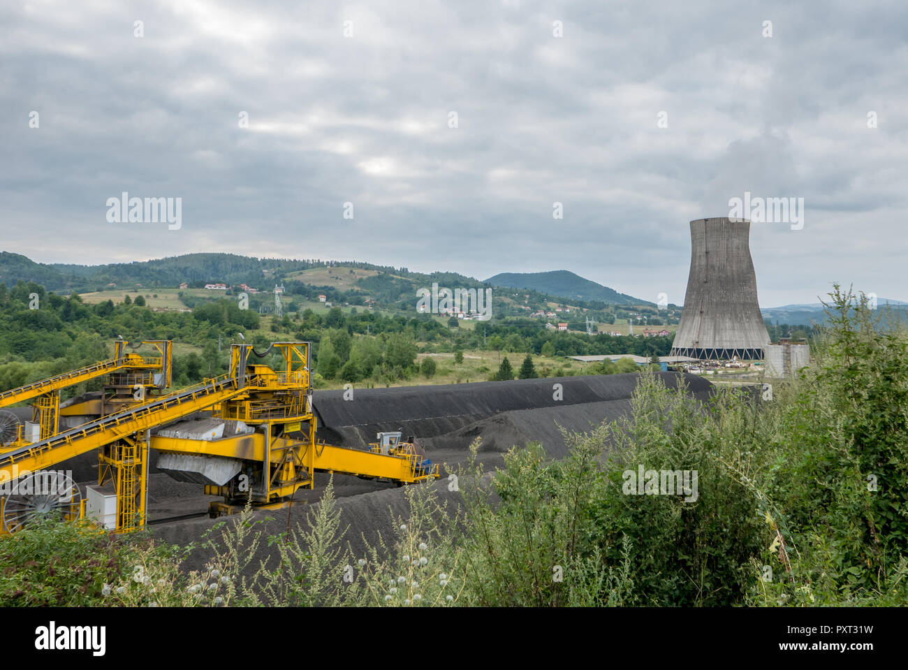 Coal piles hi-res stock photography and images - Alamy