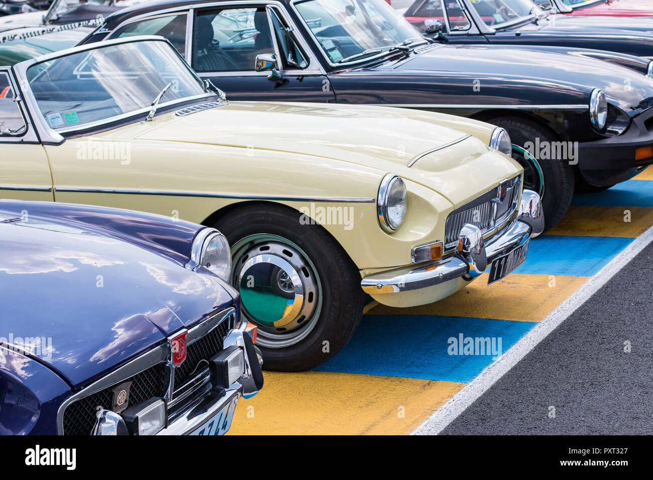 The front of a cream coloured MG MGB convertible sports car Stock Photo ...