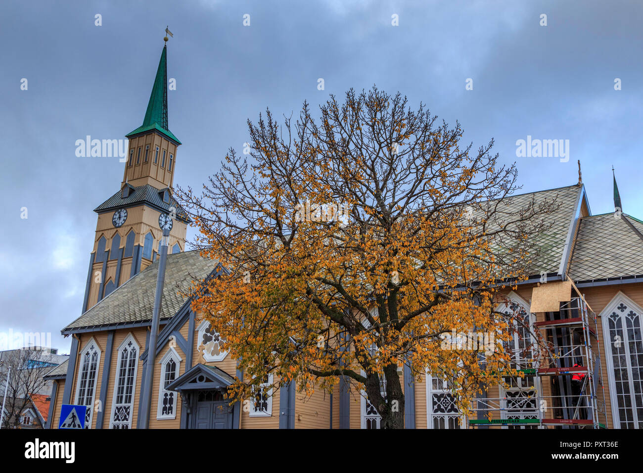 city church autumn into winter scenic landscape images in the city of ...