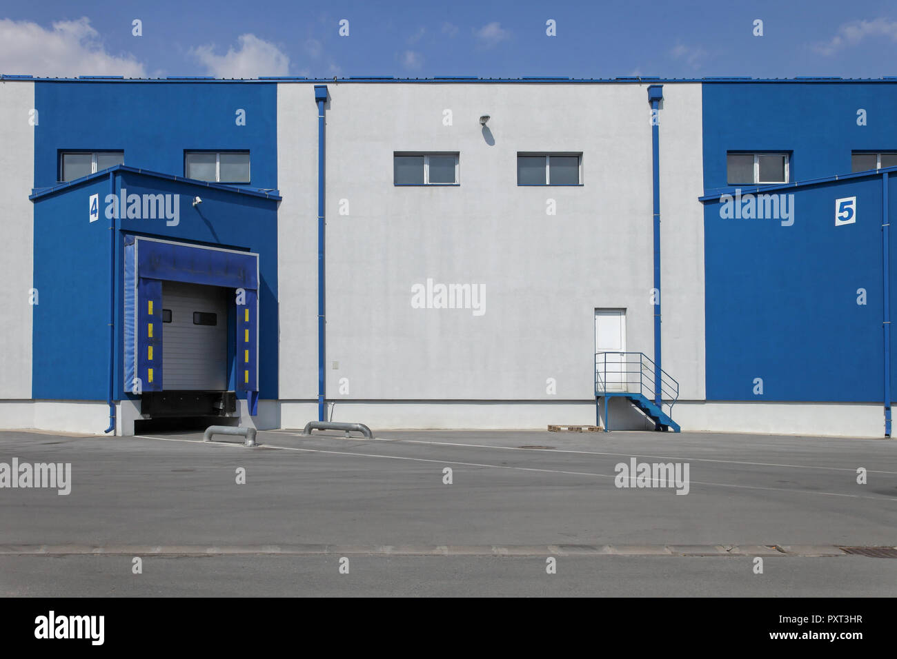 Loading bay at distribution warehouse for trucks Stock Photo - Alamy