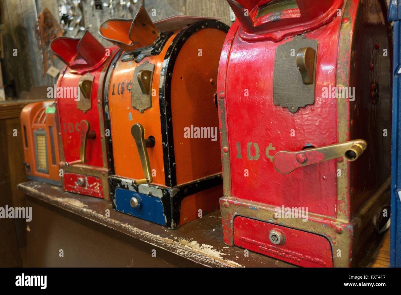 Peep show hi-res stock photography and images - Alamy