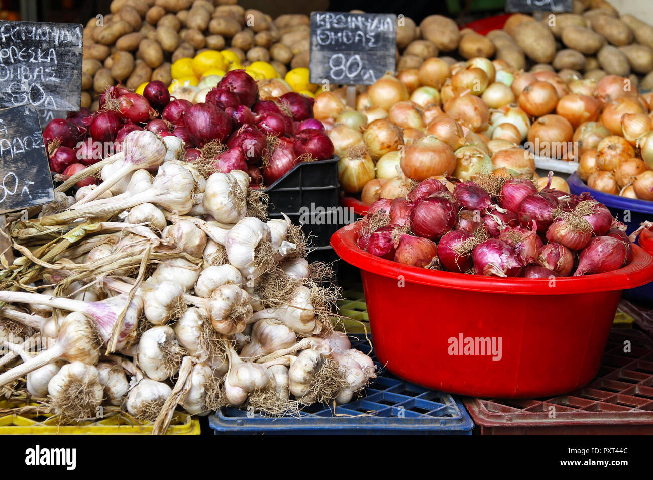 Garlic and onions at farmers market stall Stock Photo - Alamy