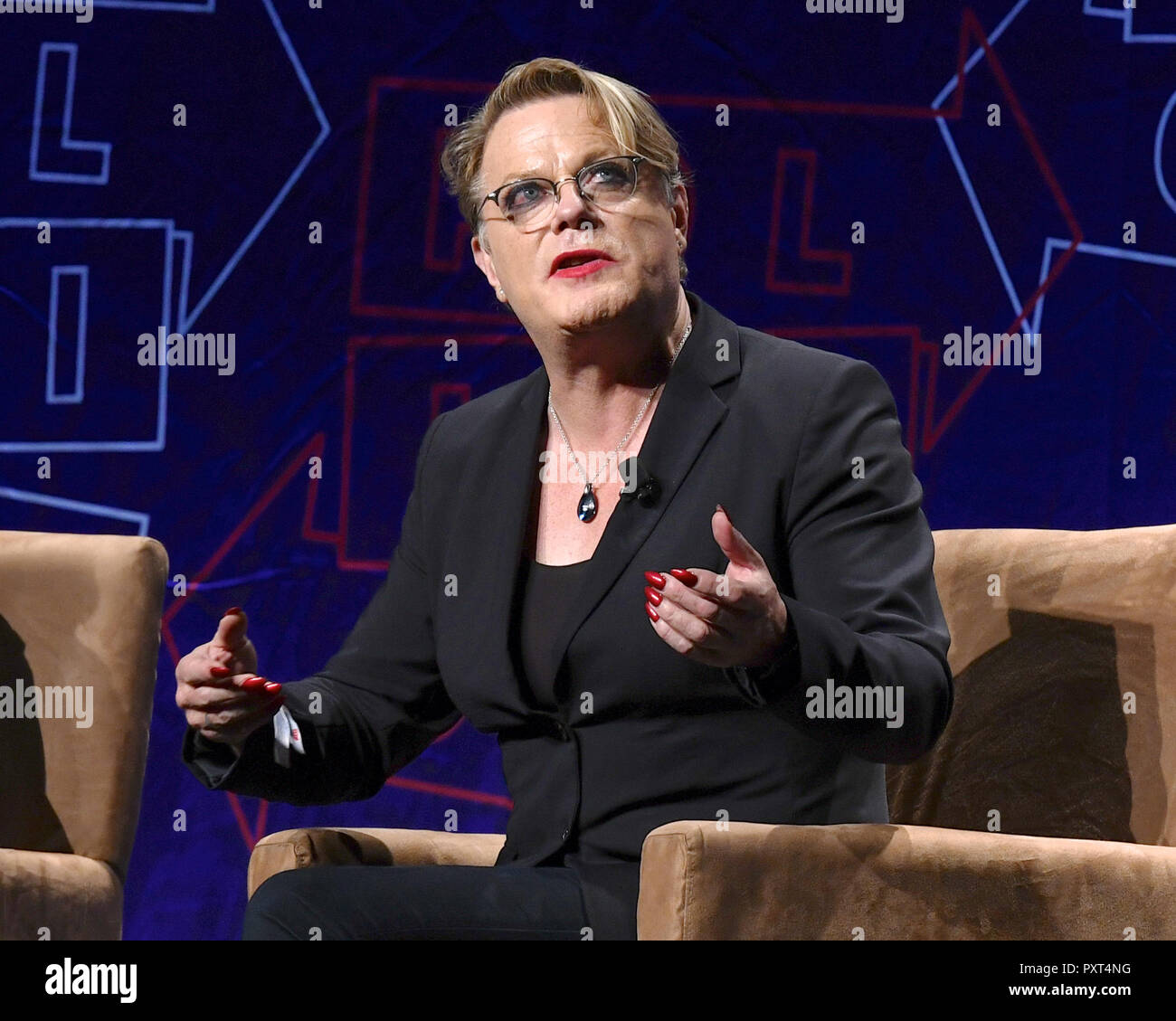 Eddie izzard on stage hi-res stock photography and images - Alamy