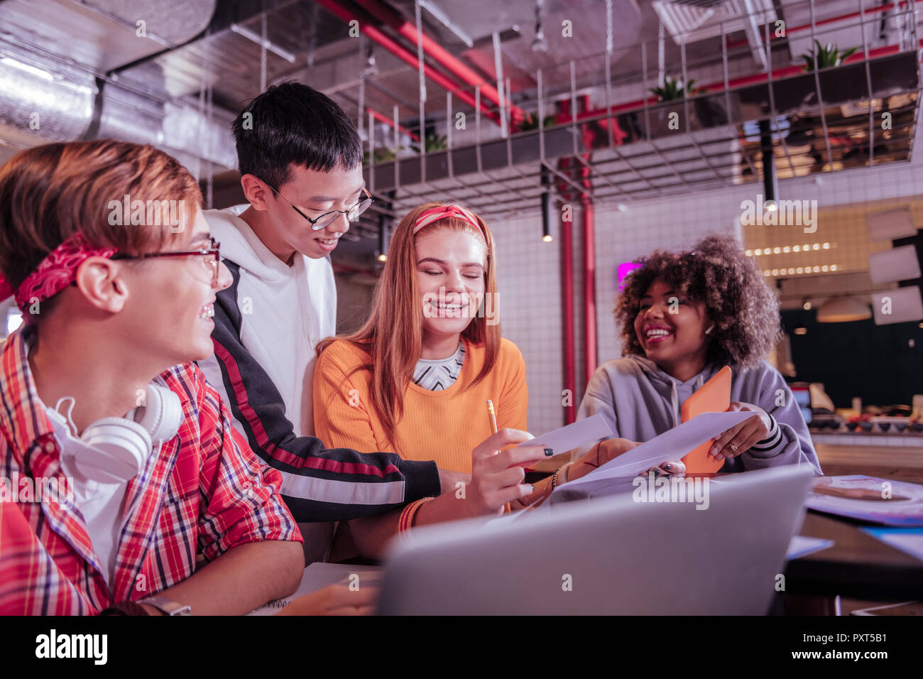 Explaining task hi-res stock photography and images - Alamy