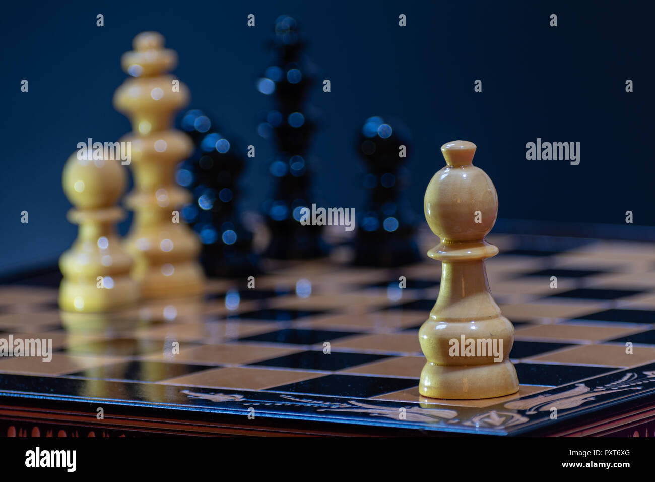 Dark chess pieces hi-res stock photography and images - Alamy