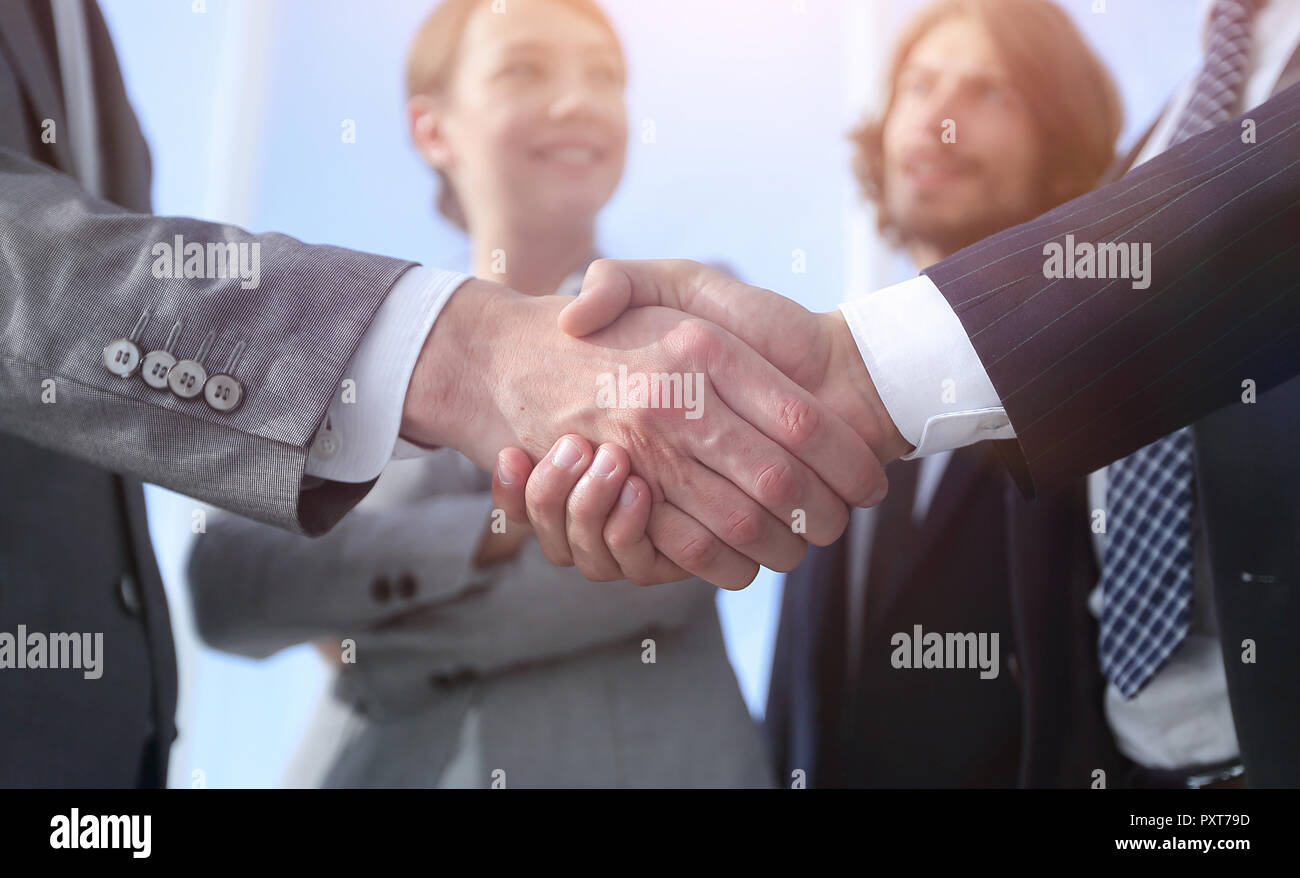 welcome and handshake business people Stock Photo - Alamy