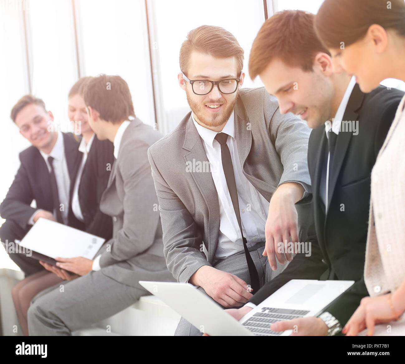 employee with colleagues before the briefing Stock Photo - Alamy