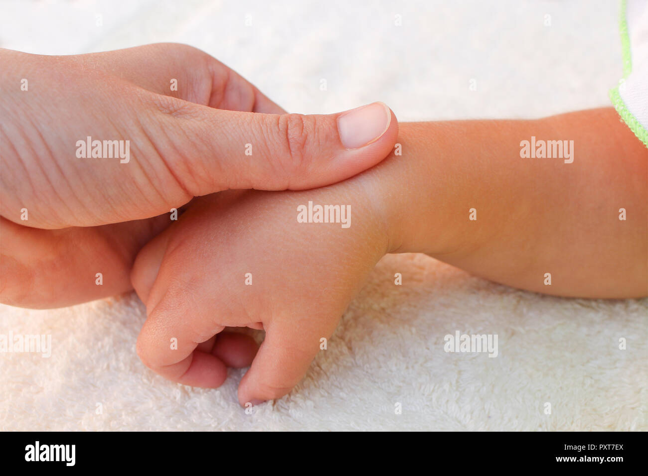Massage hand hi-res stock photography and images - Alamy