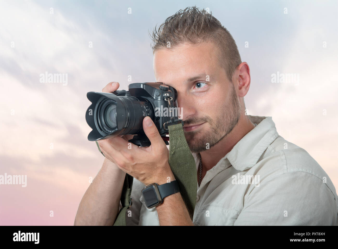 a young man photographer with dslr camera Stock Photo - Alamy