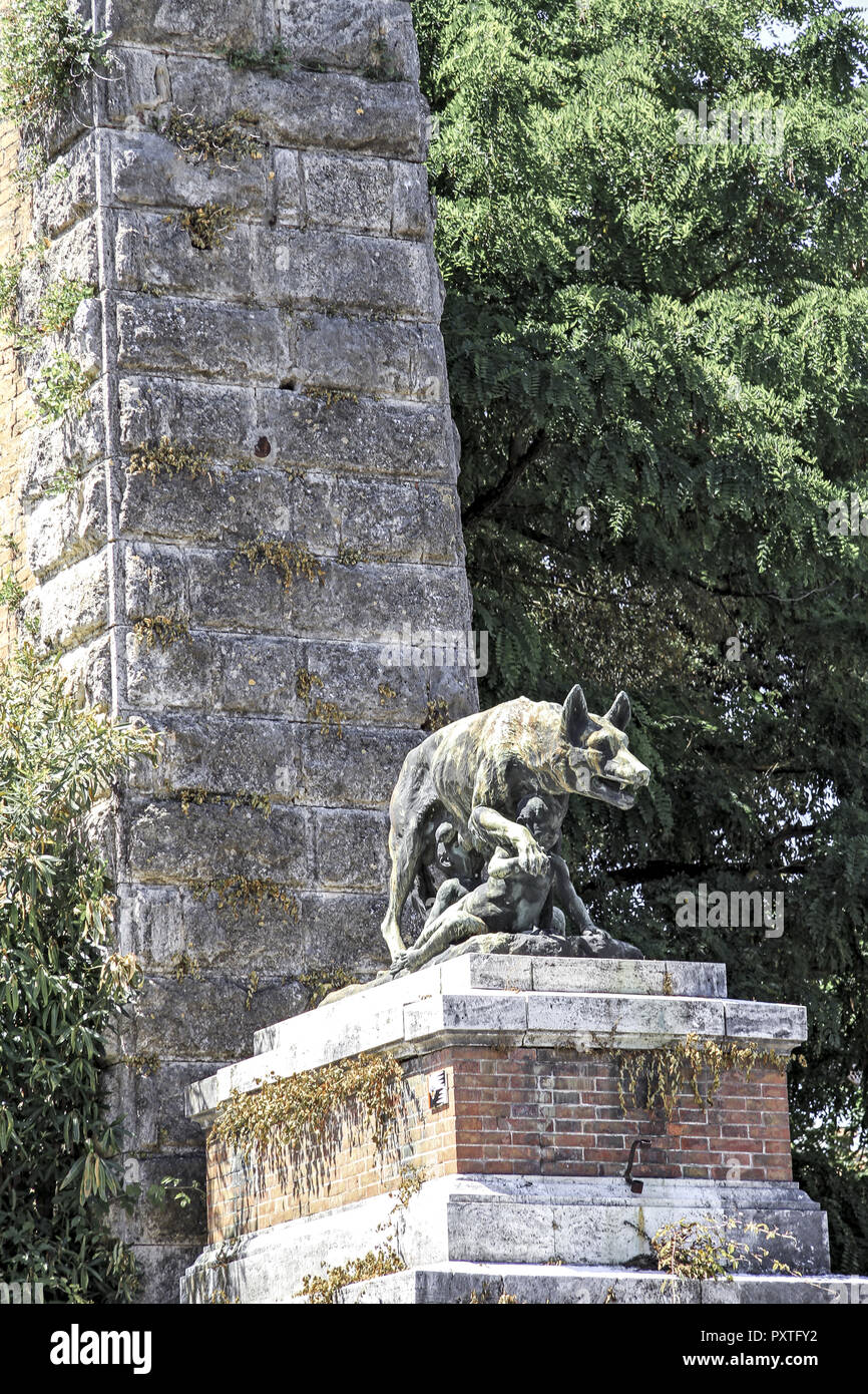 Italien, Toskana, Siena, Wölfin säugt Romulus und Remus, Stadtmauer ...