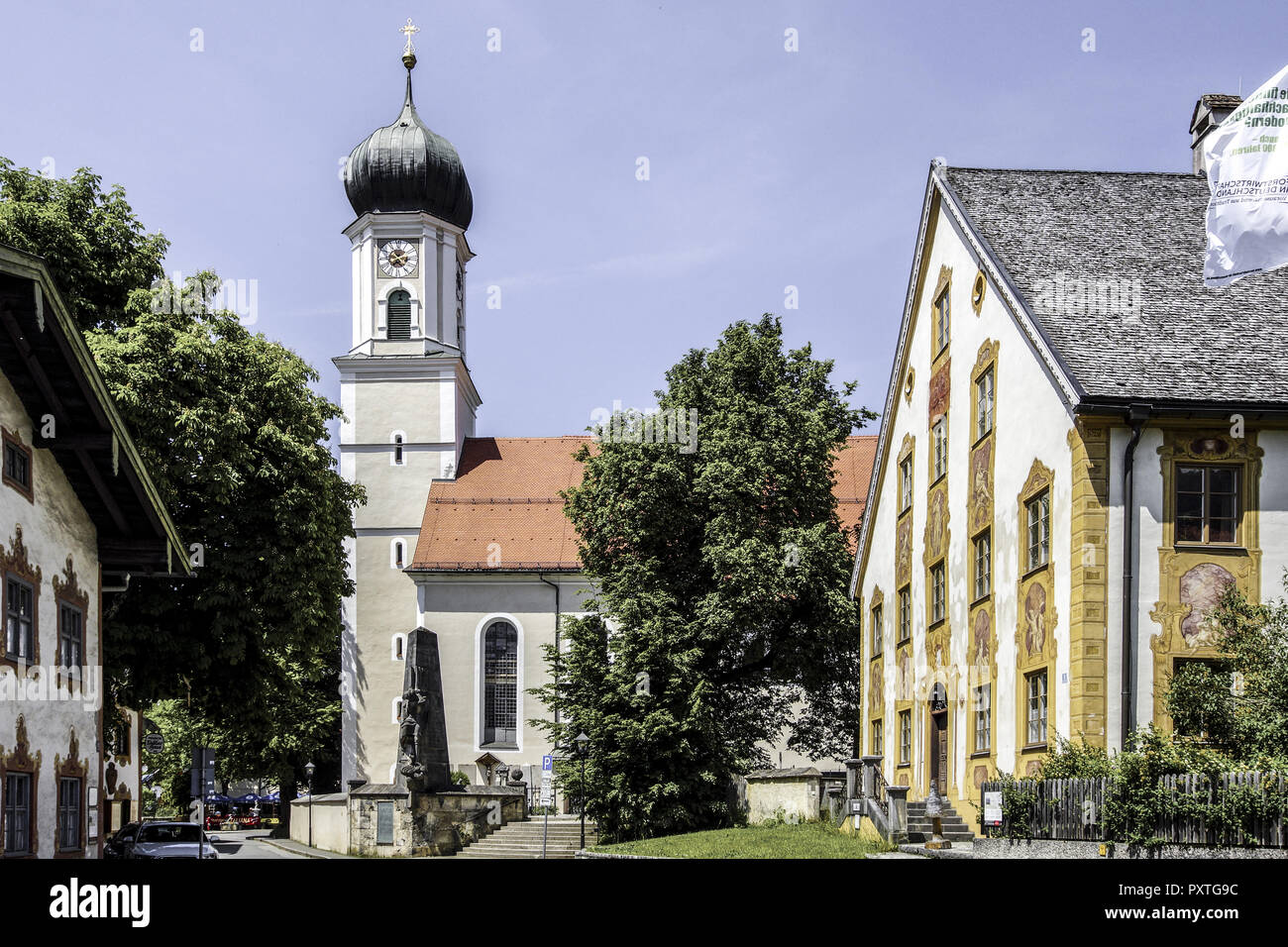 Pfarrkirche St, Peter und Paul und das alte Forstamt in Oberammergau, Bayern, Deutschland ...