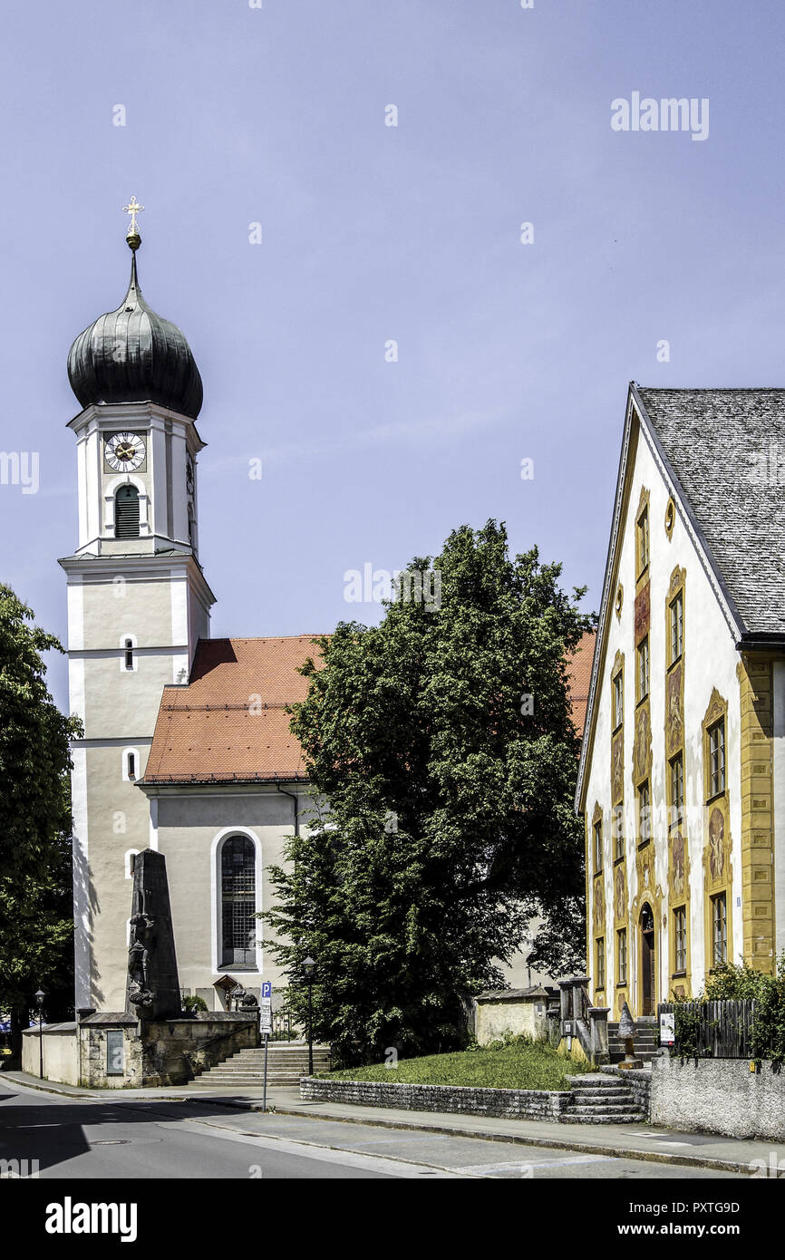 Pfarrkirche St, Peter und Paul und das alte Forstamt in Oberammergau, Bayern, Deutschland ...