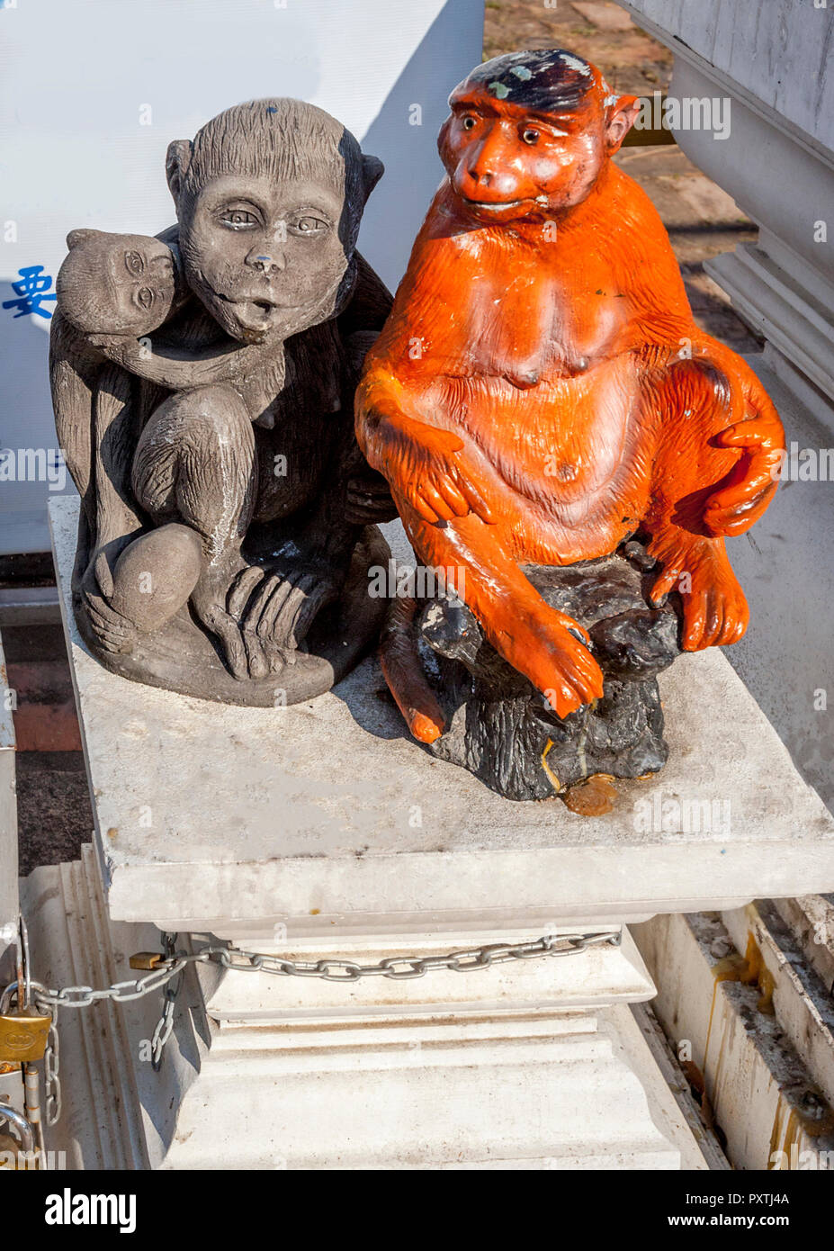 Monkey statues hi-res stock photography and images - Alamy