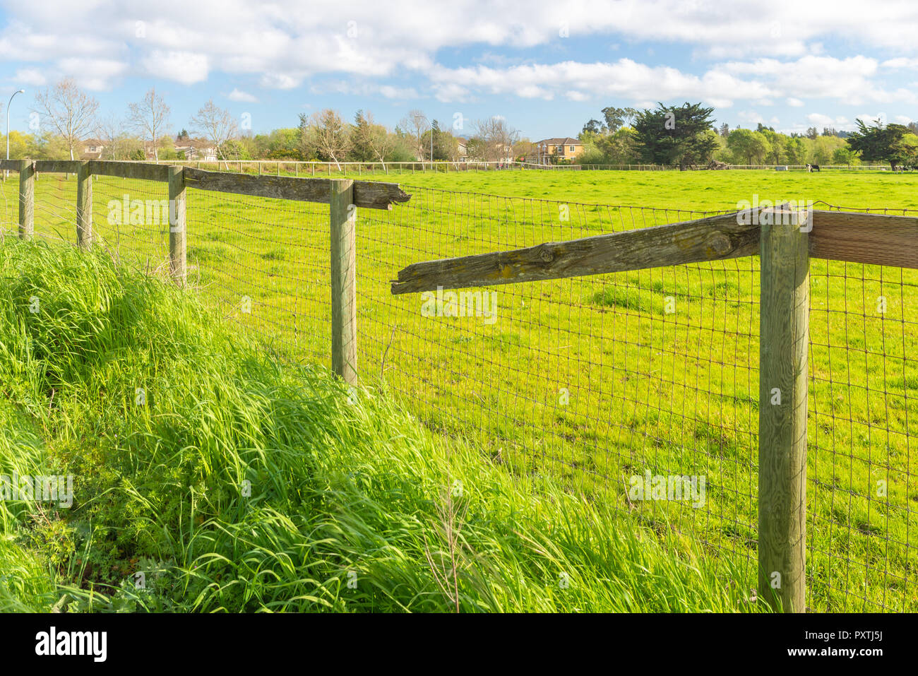 Broken down wooden fence hi-res stock photography and images - Alamy