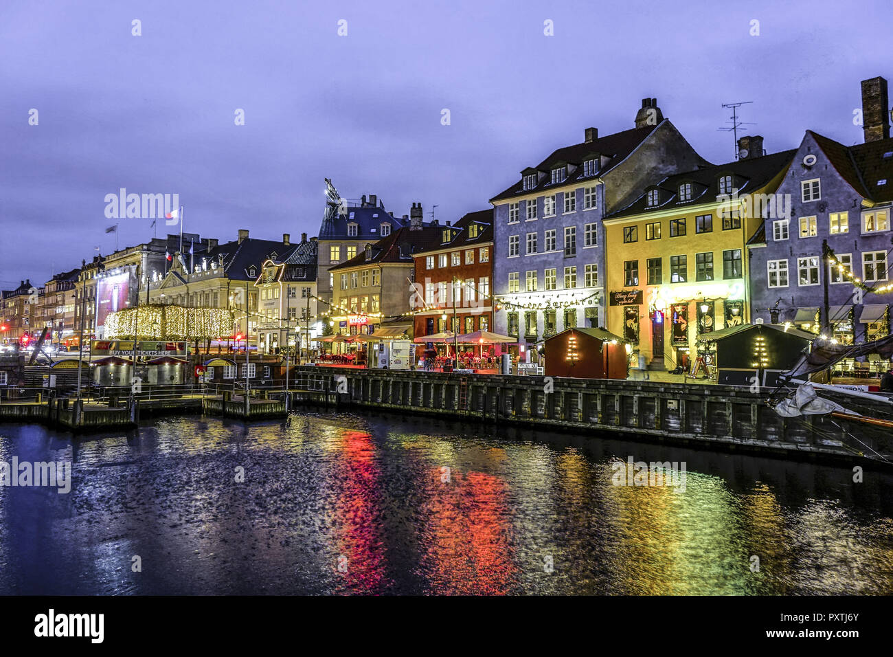 Weihnachtsmarkt am Nyhavn bei Nacht, Kopenhagen, Dänemark, Europa ...