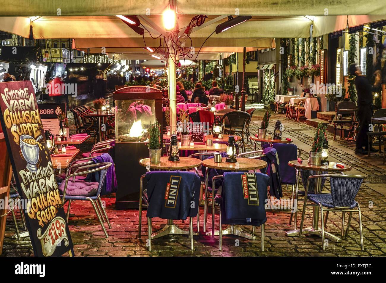 Am Nyhavn bei Nacht, Kopenhagen, Dänemark, Europa, Nyhavn at night ...