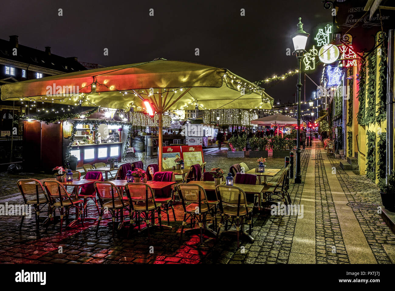 Am Nyhavn bei Nacht, Kopenhagen, Dänemark, Europa, Nyhavn at night ...
