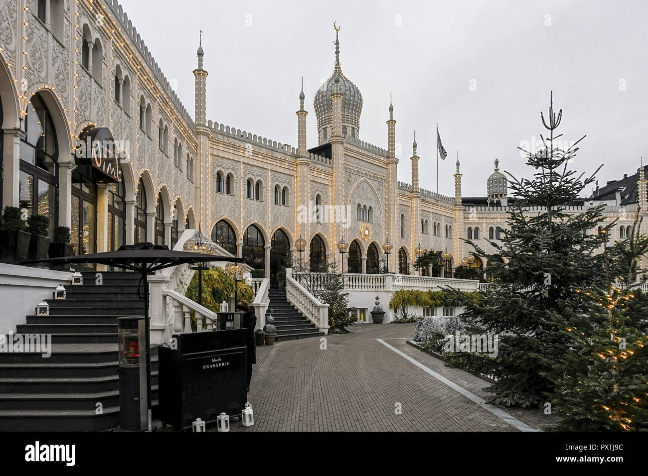 Weihnachtlich erleuchtetes Restaurant Nimb in Tivoli, Kopenhagen ...