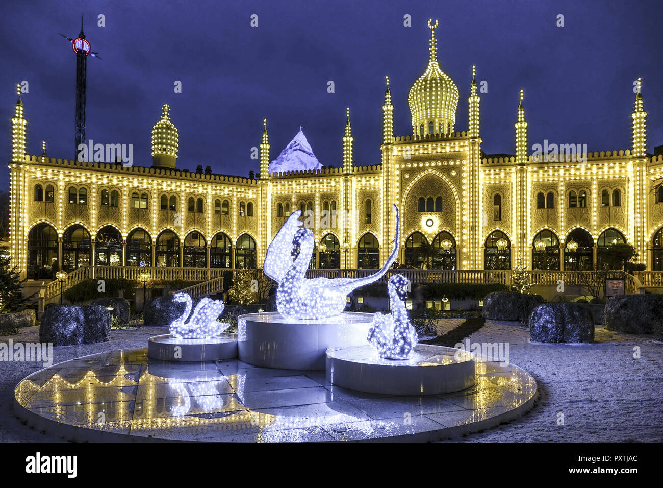 Weihnachtlich erleuchtetes Restaurant Nimb in Tivoli, Kopenhagen ...
