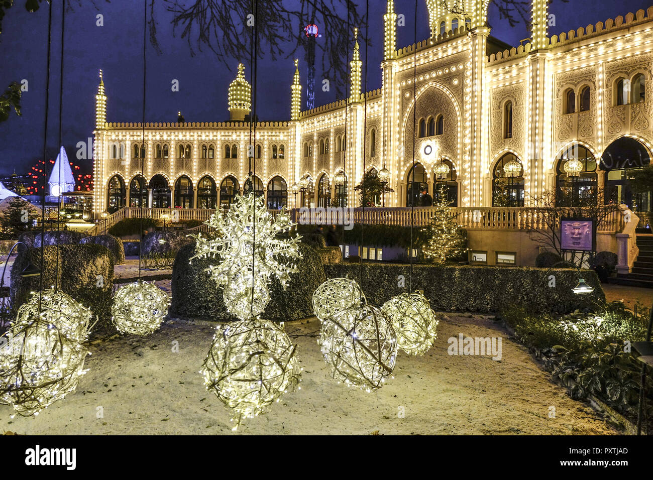 Weihnachtlich erleuchtetes Restaurant Nimb in Tivoli, Kopenhagen ...