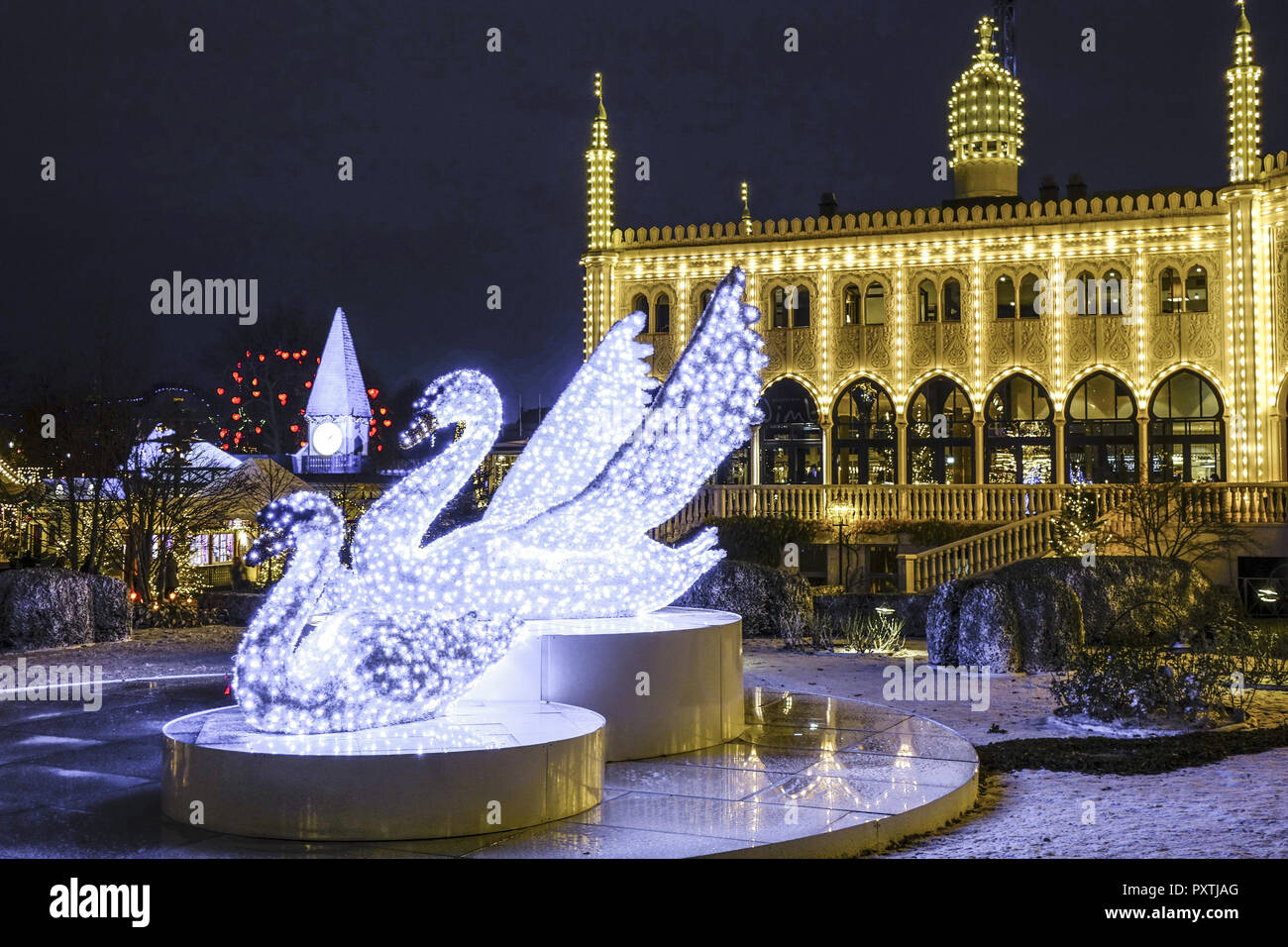 Weihnachtlich erleuchtetes Restaurant Nimb in Tivoli, Kopenhagen ...