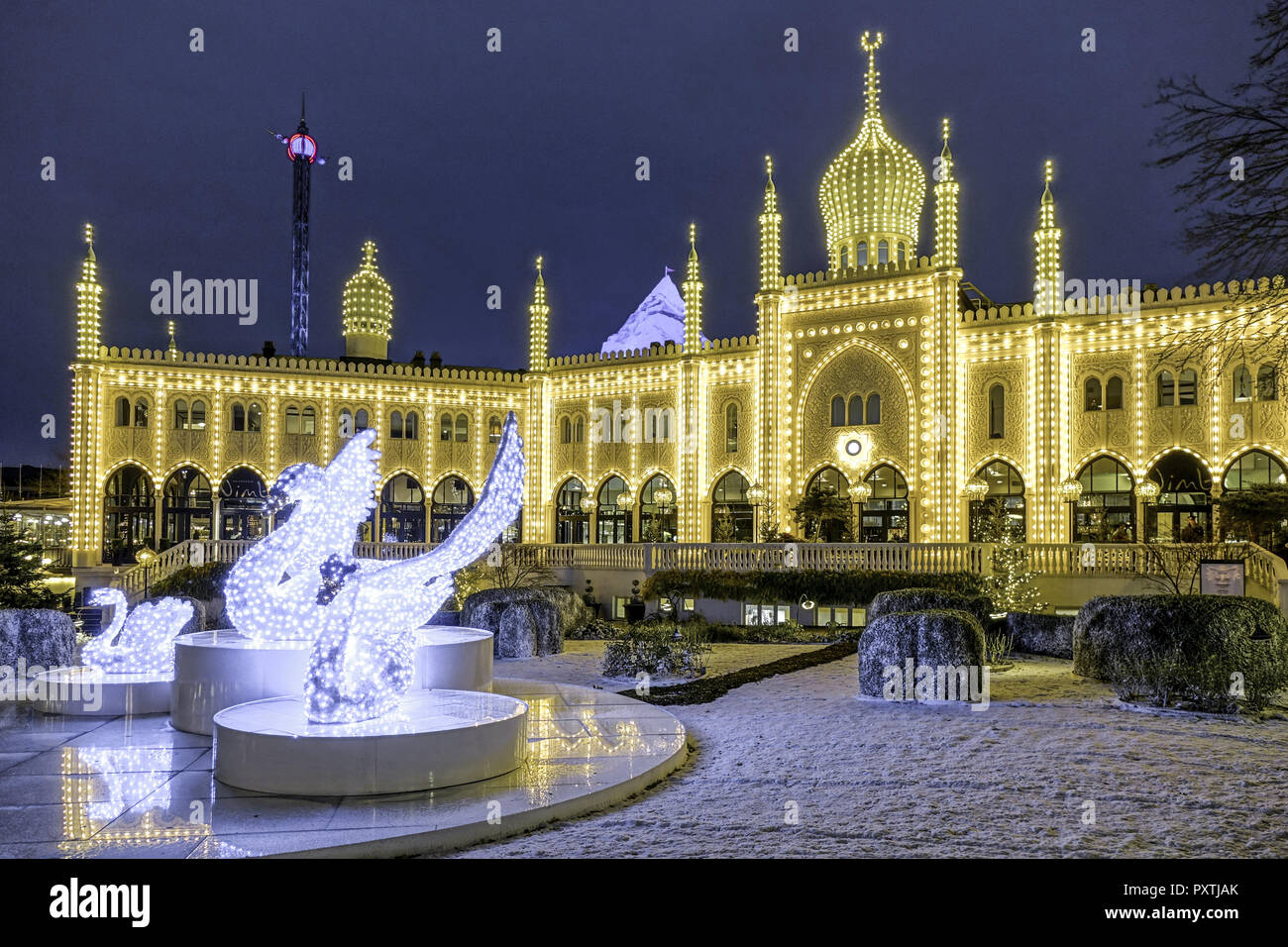 Weihnachtlich erleuchtetes Restaurant Nimb in Tivoli, Kopenhagen ...