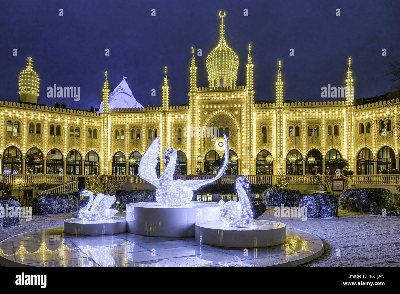 Weihnachtlich erleuchtetes Restaurant Nimb in Tivoli, Kopenhagen ...