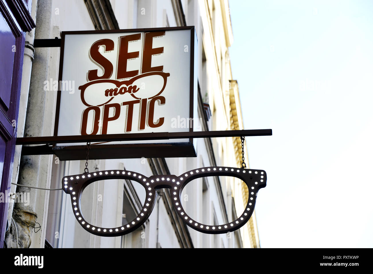 Optic shop sign - Paris - France Stock Photo - Alamy