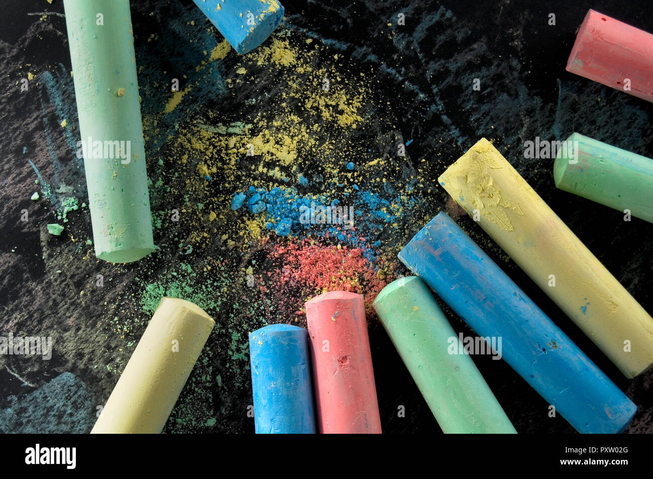 Black chalk powder hi-res stock photography and images - Alamy