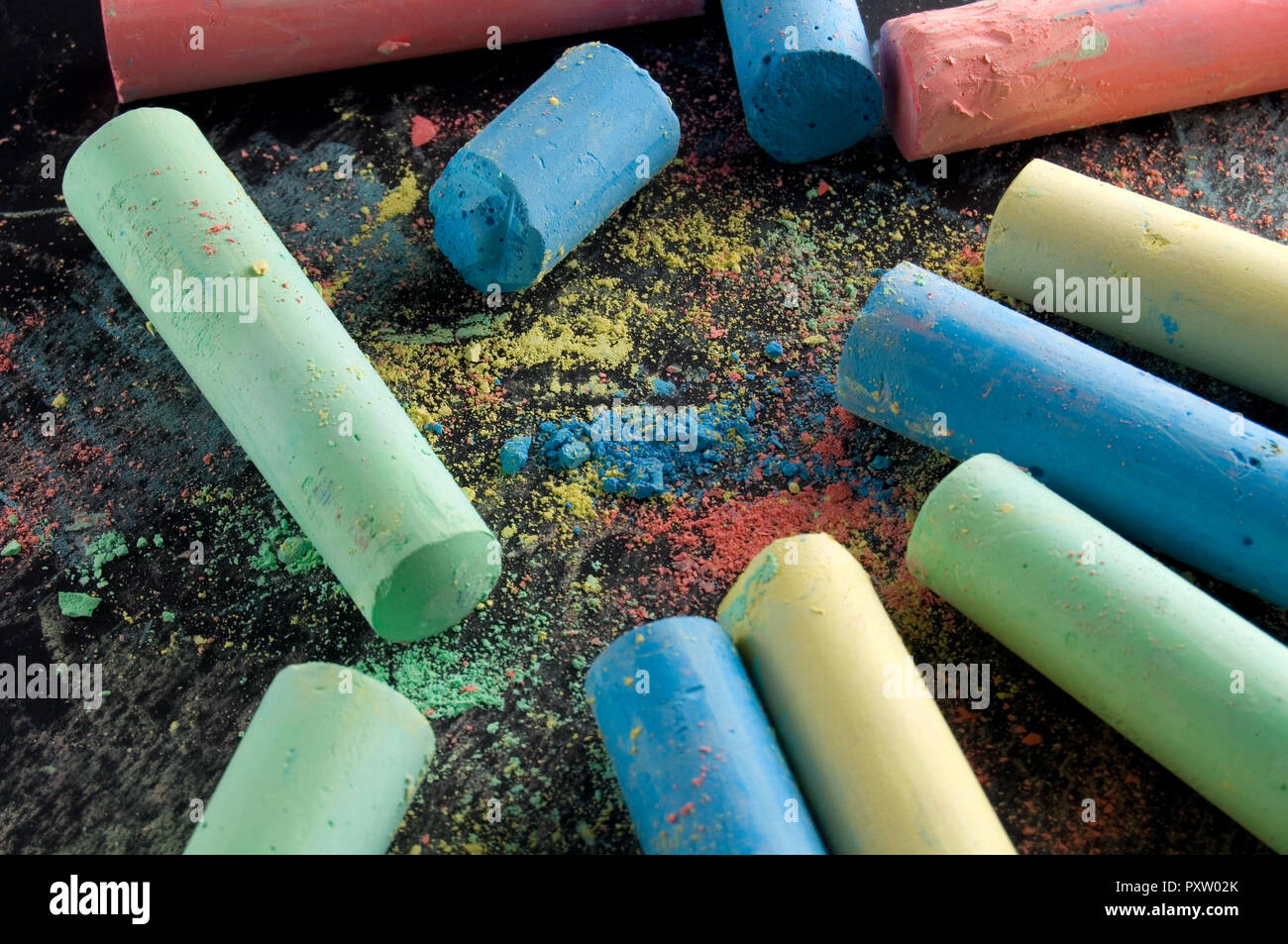 Black chalk powder hi-res stock photography and images - Alamy