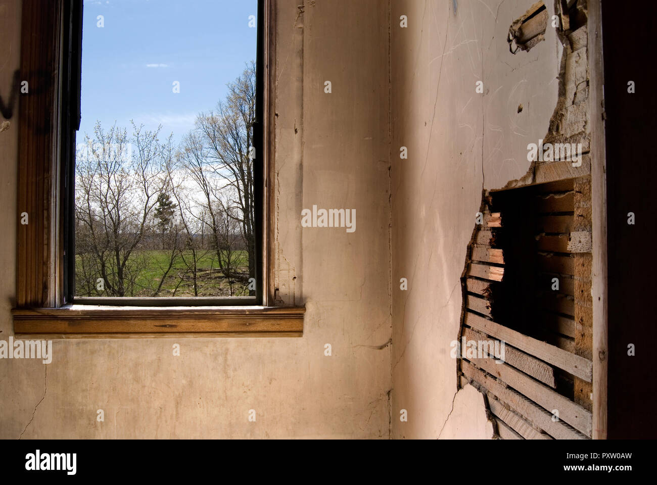 Broken walls hi-res stock photography and images - Alamy