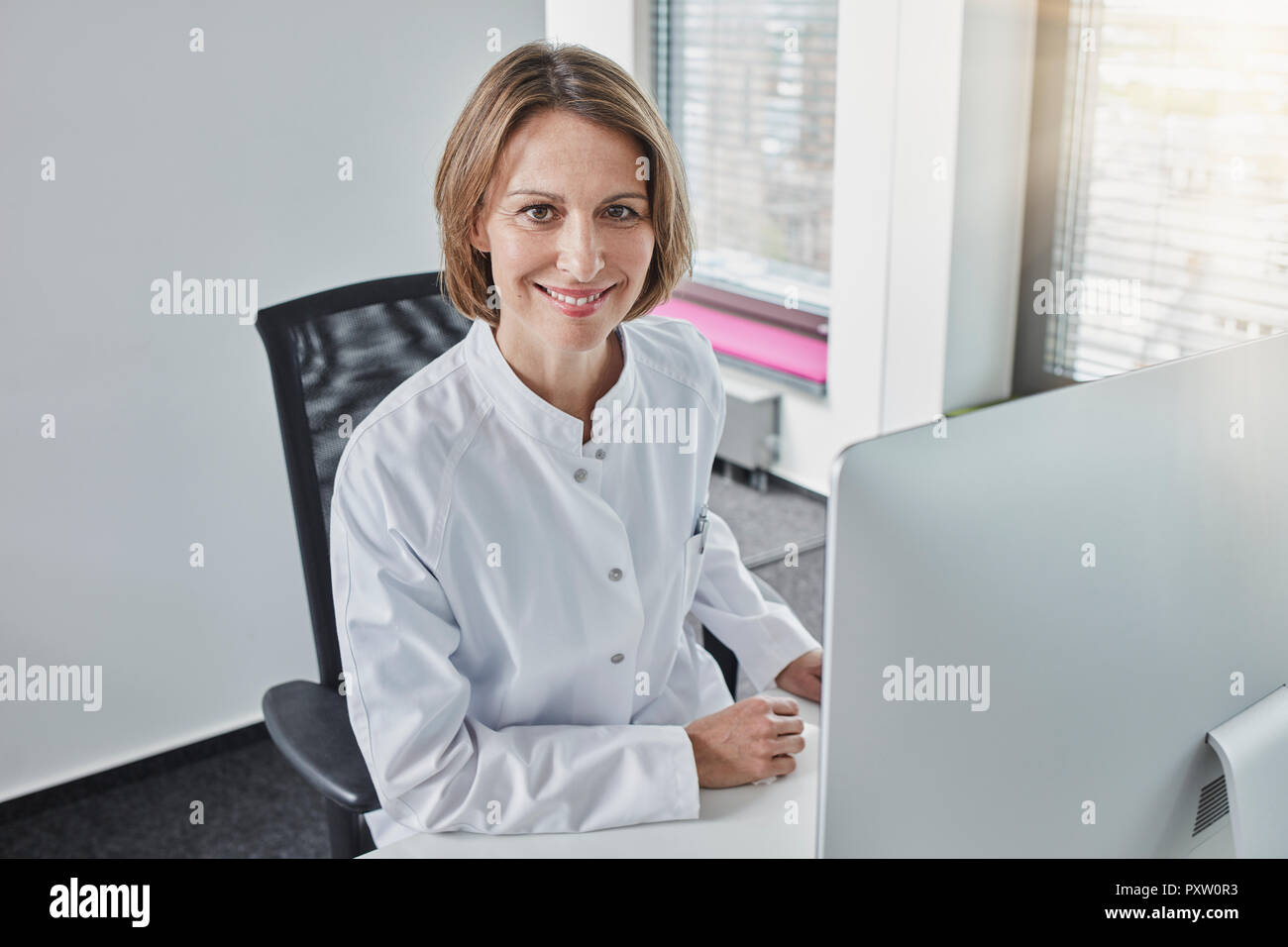 Female doctors smiling camera hi-res stock photography and images - Alamy